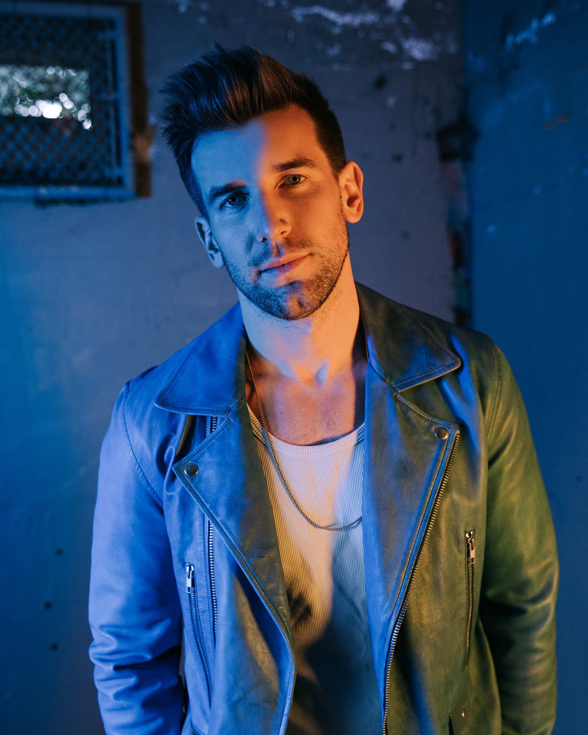 Max Frost is breaking apart genre one song at a time » // MELODIC Magazine