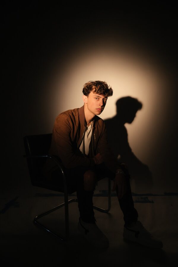 Zach Hood releases punk-pop hit “i ain’t rich girl” » // MELODIC Magazine