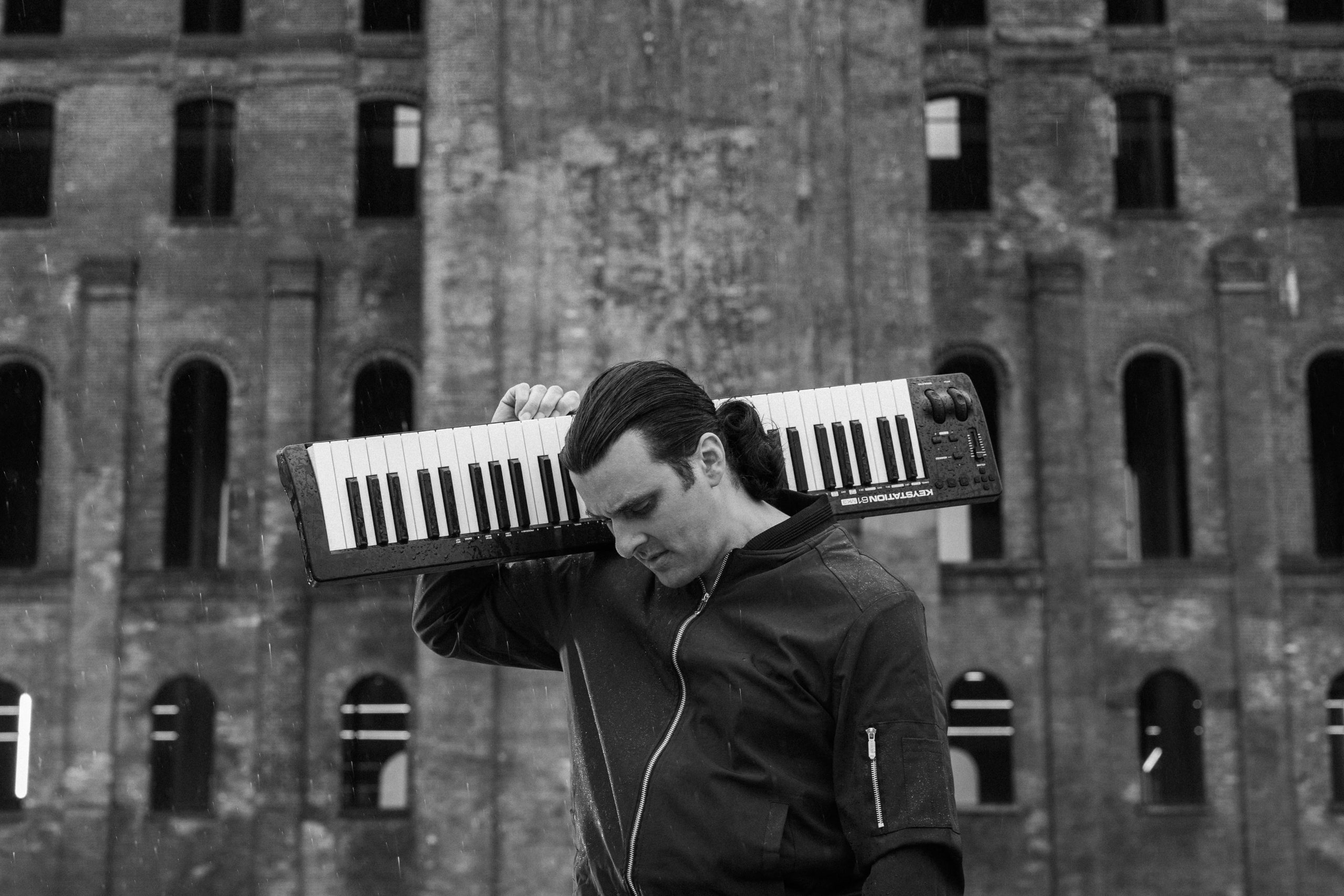 Jason Vitelli Reveals a Mesmerizing Instrumental Tale with ‘The Veil’. » // MELODIC Magazine