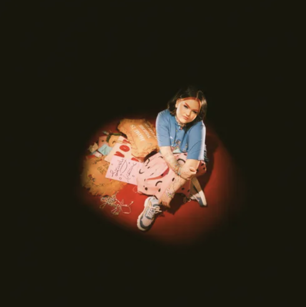 Mae Stephens Announces Debut EP, Releases “Small Town Syndrome ...